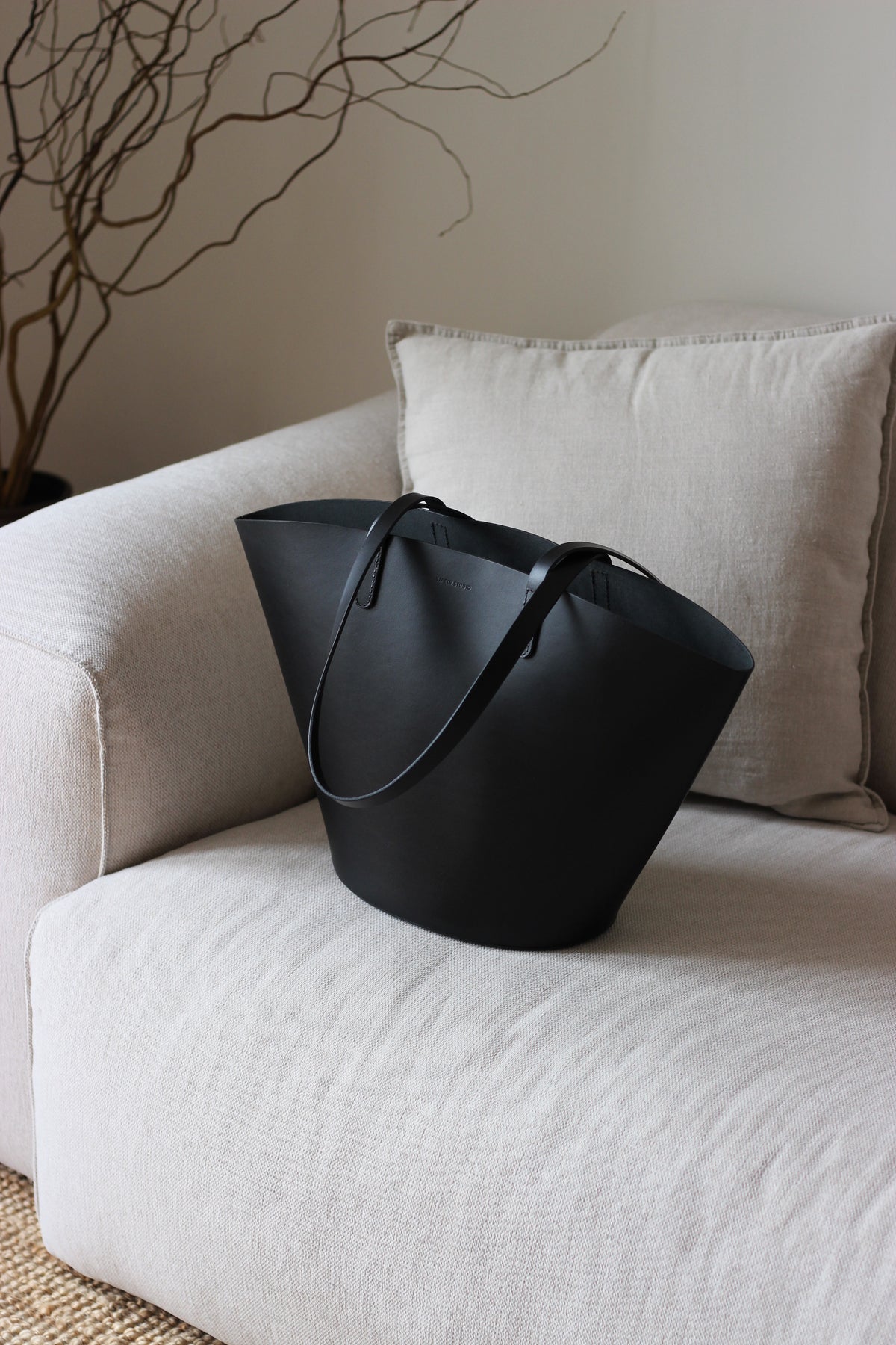 Curve tote bag black – SJAELV STUDIO