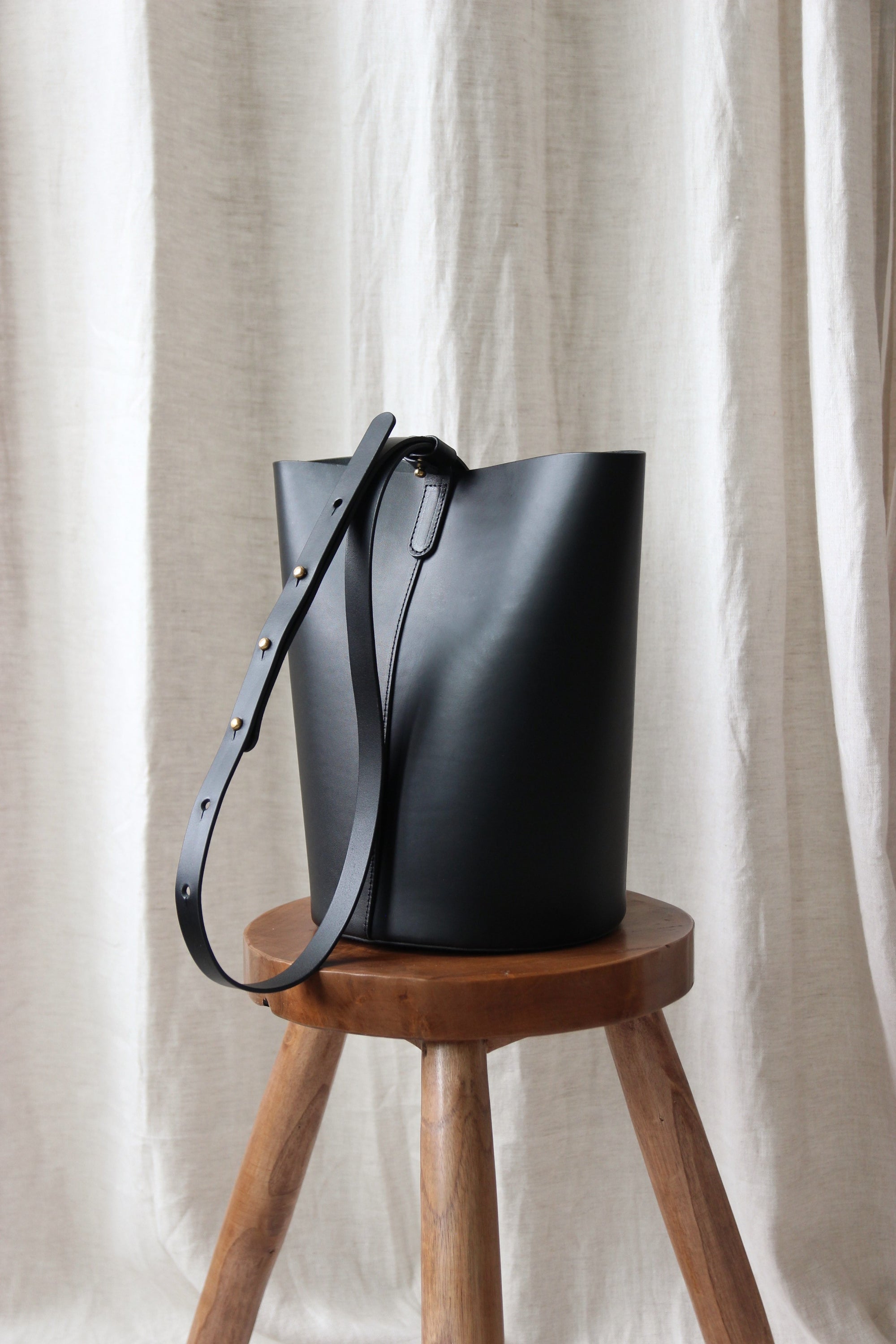 Round leather bucket bag black – SJAELV STUDIO